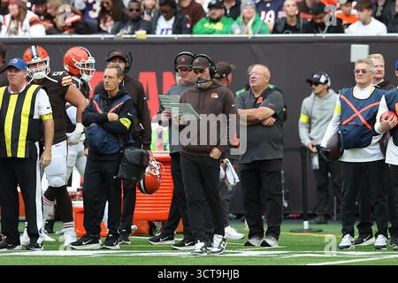 Cleveland Browns head coach Kevin Stefanski gestures in the first half ...