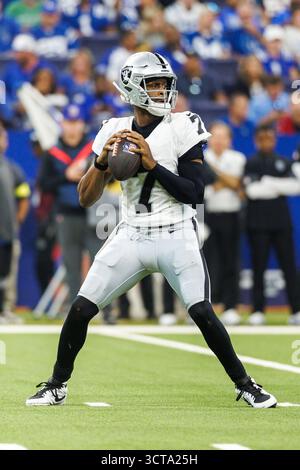 Las Vegas Raiders quarterback Geno Smith (7) warms up before an NFL ...