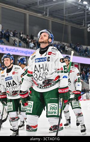 Maximilian Renner (Augsburger Panther, #58) Henrik Törnqvist (Iserlohn Roosters, #11), GER ...