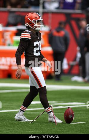 Cleveland Browns kicker Andre Szmyt (25) watches his field goal split ...