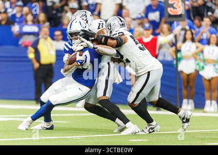 Las Vegas Raiders linebacker Elandon Roberts celebrates a defensive ...