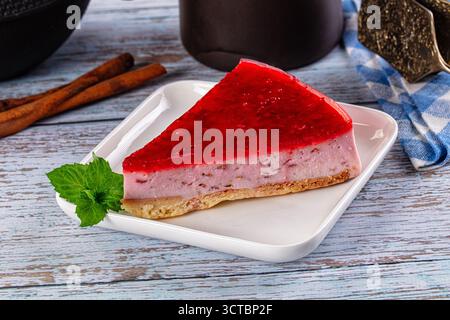 Tasta Raspberry cheesecake dessert served mint Stock Photo - Alamy