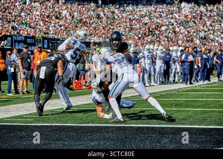 Dallas, USA 18 Oct. 2025 A crowd marches at Pacific Plaza. (Shoun A ...
