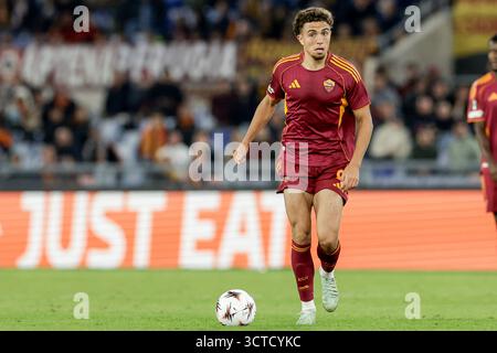 Roma's French midfielder Neil El Aynaoui celebrates after scoring a ...