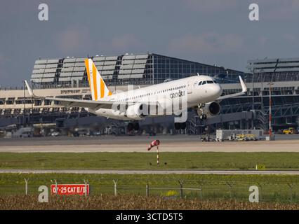 Flughafen Stuttgart. Flugzeug bei der Landung. Luftfahrzeugkennzeichen ...