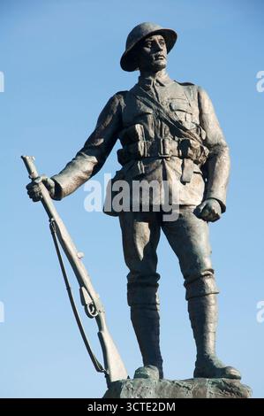 Statue of WW1 Rifleman, King's Royal Rifle Corps Memorial, Winchester ...