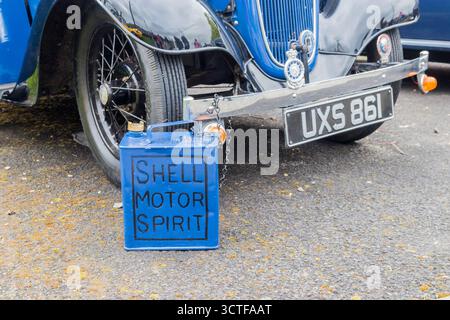 Vintage Shell Motor Spirit can Stock Photo - Alamy