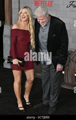 Allison Dunbar mit Ehemann Ron Perlman bei der Premiere der 2. Staffel ...