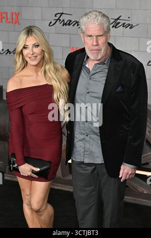 Allison Dunbar mit Ehemann Ron Perlman bei der Premiere des Kinofilms ...