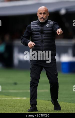 Vincenzo Italiano Head Coach of Bologna FC looks on during the serie ...