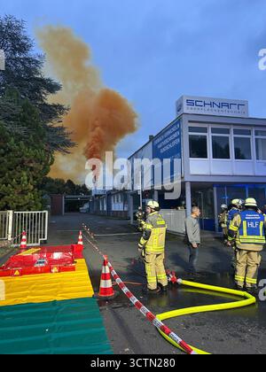 Mainaschaff, Germany. 07th Oct, 2025. A firefighter wearing respiratory ...