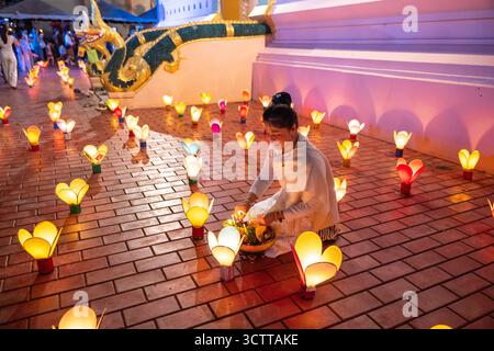 Vientiane, Laos. 7th Oct, 2025. People put lighted boats made of banana ...