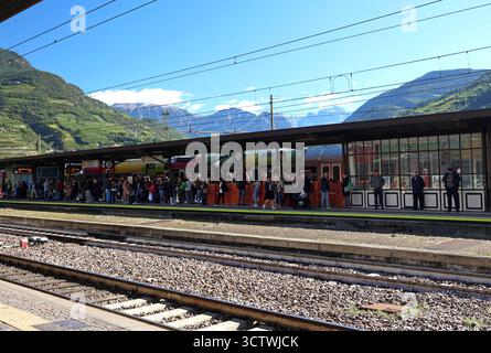 Hier der Blick im Bahnhof Bozen der Frecciarossa, italienischer ...
