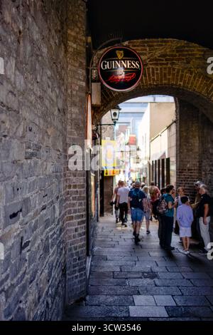 Walking through the Temple Bar district in Dublin by night - travel ...