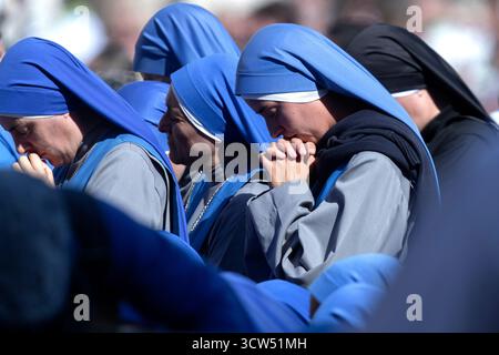 Vatican, Vatican. 09th Oct, 2025. Nuns pray during a Mass for the ...