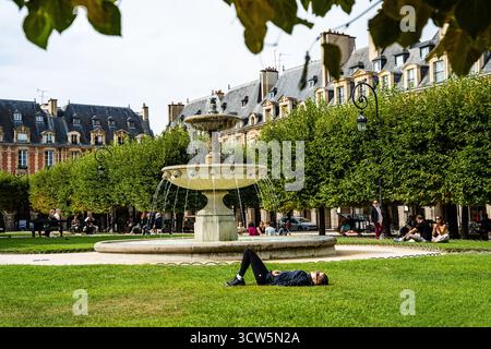 The life in Paris during the day in summer in France Stock Photo - Alamy