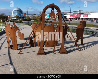 The Memorial to Hull’s Lost Trawlermen, St Andrews Quay Retail Park ...