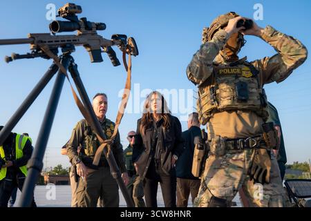 Kristi Noem with federal agency sniper atop a Chicago ICE building ...