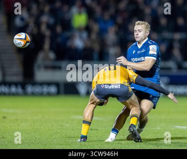 Arron Reed, of Sale Sharks offloads from the tackle during the ...