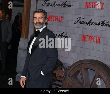 American actor Oscar Isaac attends the premiere of "X- Men : Apocalypse ...