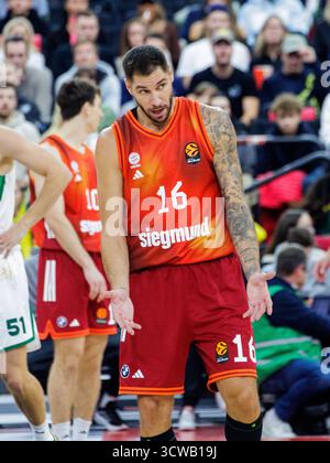 Stefan Jovic (FC Bayern Basketball, #16) mit Carsen Edwards (Virtus ...