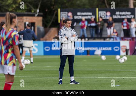 Renee Slegers (Head Coach, Arsenal Women FC) in discussion with Katie ...