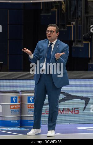 Marco Ramondino (SYNTAINICS MBC, Head Coach) in conversation with ...