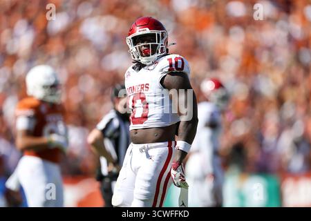 Oklahoma linebacker Kip Lewis (10) celebrates a sack during the first ...
