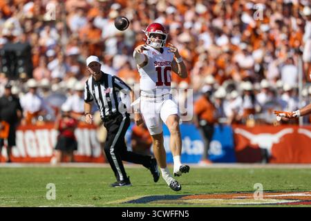 Oklahoma quarterback John Mateer (10) and South Carolina quarterback ...
