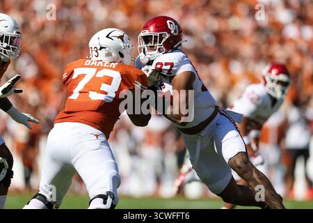 Oklahoma defensive lineman Marvin Jones Jr. (97) takes a break during ...