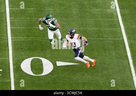 Denver Broncos quarterback Bo Nix (10) passes the ball against the ...