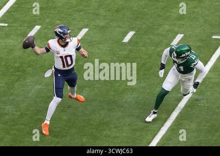 Denver Broncos quarterback Bo Nix (10) passes the ball against the ...