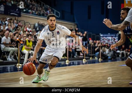 Kevin McClain (MLP Academics Heidelberg, #03), before the game starts ...