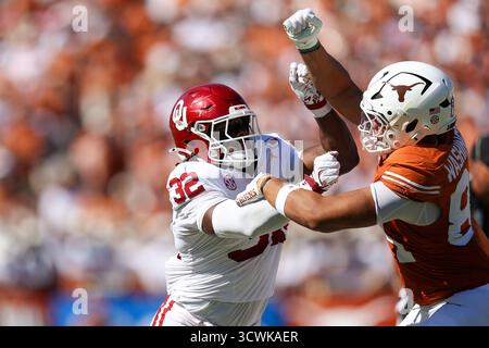 Oklahoma defensive lineman R Mason Thomas (32) watches the backfield ...