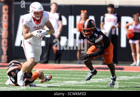 Houston Cougars tight end Tanner Koziol (9) catches the ball in the ...