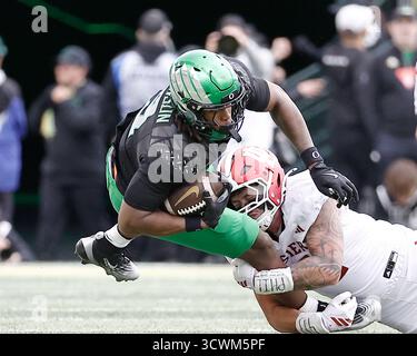 Oregon tight end Jamari Johnson (9) celebrates after a run during the ...