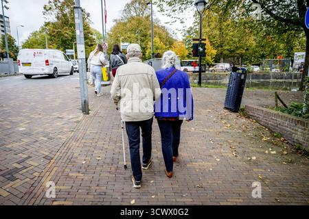 GOUDA - Elderly people on the street behind a walker ANP /HOLLANDSE ...