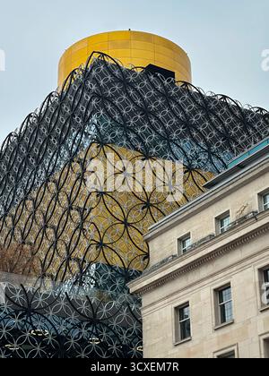 Library of Birmingham exterior facade, filigree design cladding Stock ...