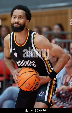 v. l. n. r.: Davion Mintz (Fitness First Wuerzburg Baskets, 10) and ...