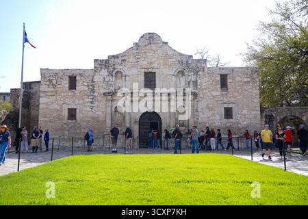 Visitors crowd Alamo plaza in San Antonio, Thursday, March 18, 2021, as ...