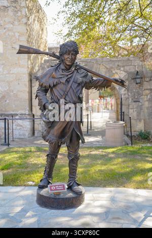 The Alamo, San Antonio. Statue of Davy Crockett in front of The Alamo ...