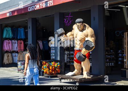 Statue of a bodybuilder lifting weights near Muscle Beach on the Venice ...