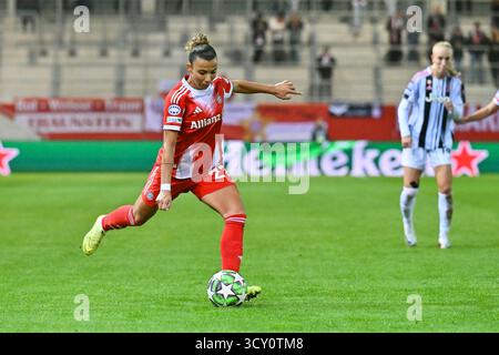 Arianna Caruso (FC FC Bayern Munich, #27) with Jovana Damnjanovic (FC ...