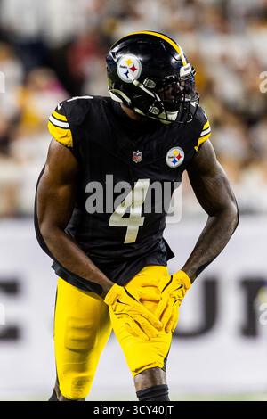 Pittsburgh Steelers wide receiver DK Metcalf (4) enters the stadium ...