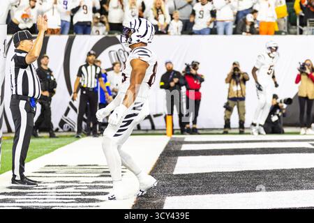 Cincinnati Bengals tight end Noah Fant (86) attempts to break free from ...
