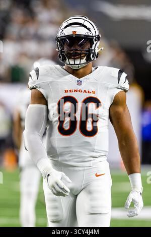 Cincinnati Bengals tight end Noah Fant (86) is tackles by Baltimore ...