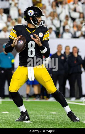 Pittsburgh Steelers' Aaron Rodgers passes during the first half of an ...