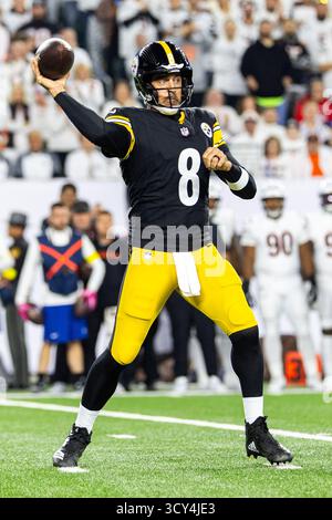Pittsburgh Steelers' Aaron Rodgers passes during the first half of an ...