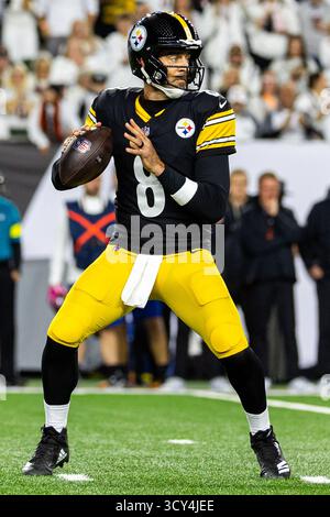 Pittsburgh Steelers' Aaron Rodgers passes during the first half of an ...