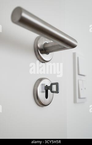 Close up shot of a modern door handle of a white car Stock Photo - Alamy